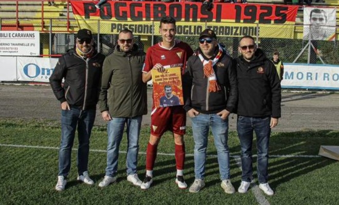 Calciatore PREMIATO dai TIFOSI per le CENTO PRESENZE con il CLUB